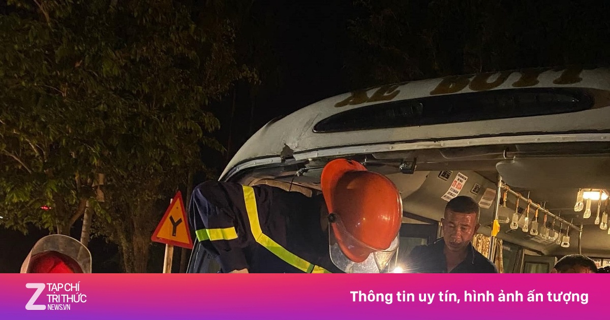 Cảnh sát cắt thùng xe buýt giải cứu nạn nhân bị mắc kẹt sau tai nạn ...