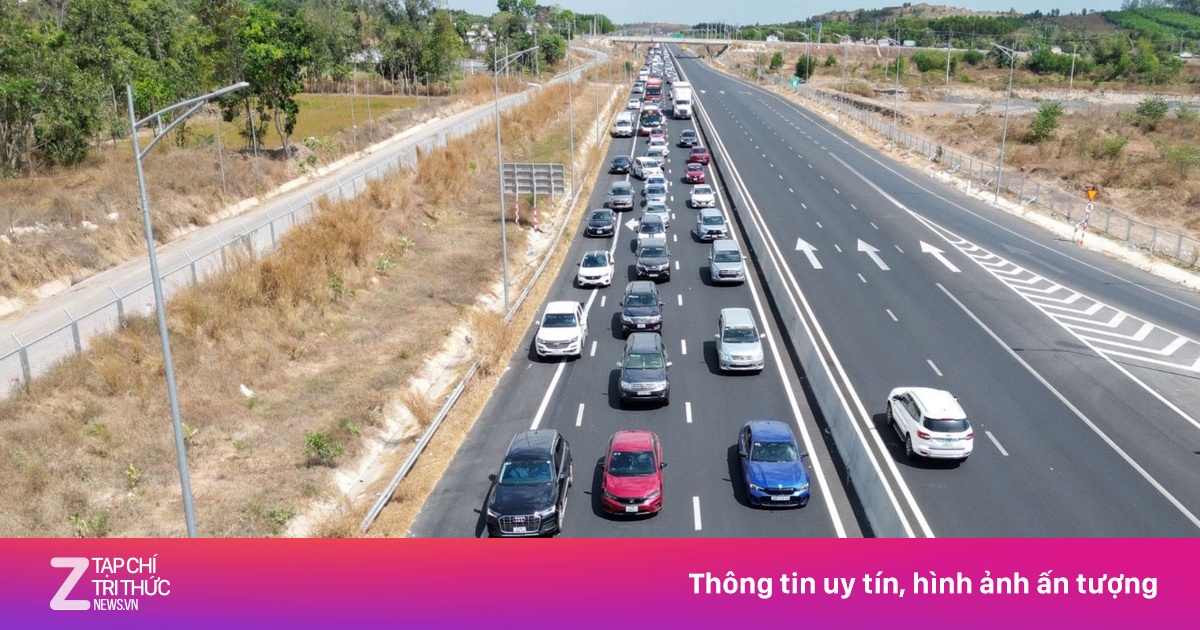 Dòng xe ùn ùn đổ dồn về cao tốc Phan Thiết - Dầu Giây - Xã hội - ZNEWS.VN
