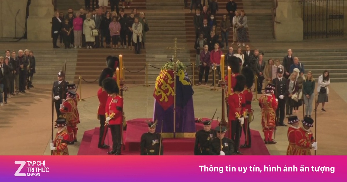 Lính canh ngã gục trong lễ viếng nữ hoàng Anh - Thế giới - ZNEWS.VN