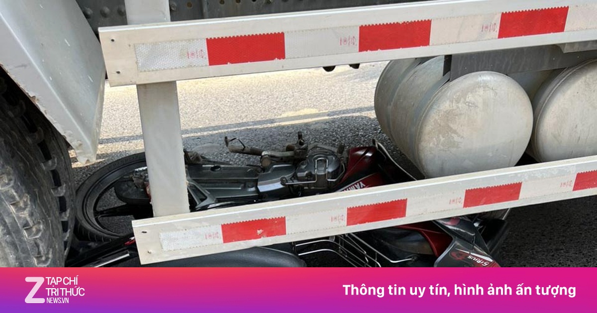 Xe máy chui gầm xe bê tông, một người tử vong - Xã hội - ZNEWS.VN