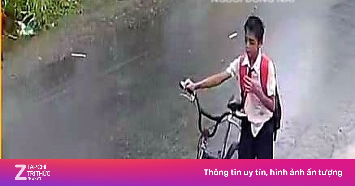 Sẽ tuyên dương nam sinh nhặt rác trên miệng cống giúp thoát nước | Znews.vn