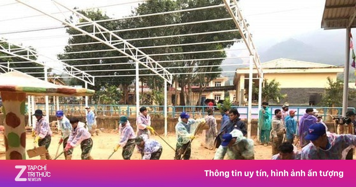 Bùn non ngập sâu 1 m, thầy cô dọn hơn nửa tháng - Giáo dục - ZNEWS.VN