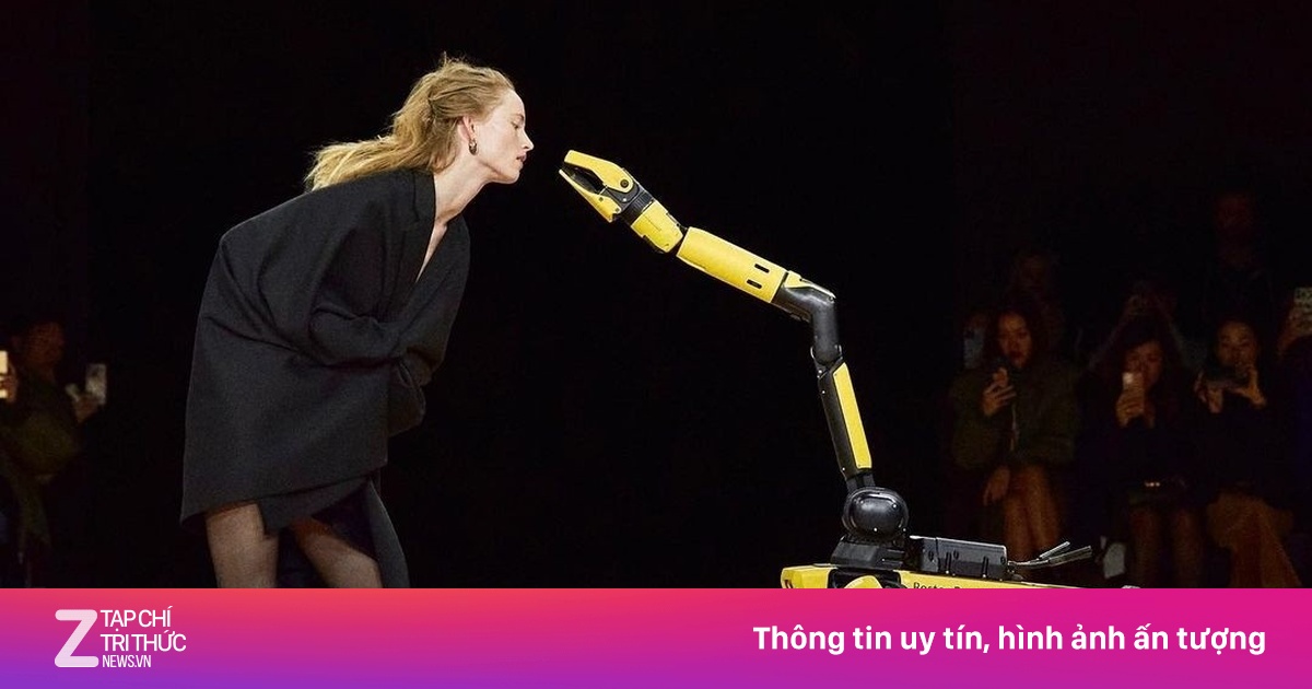 Robot lột đồ, xách túi hộ người mẫu - Giải trí - ZNEWS.VN