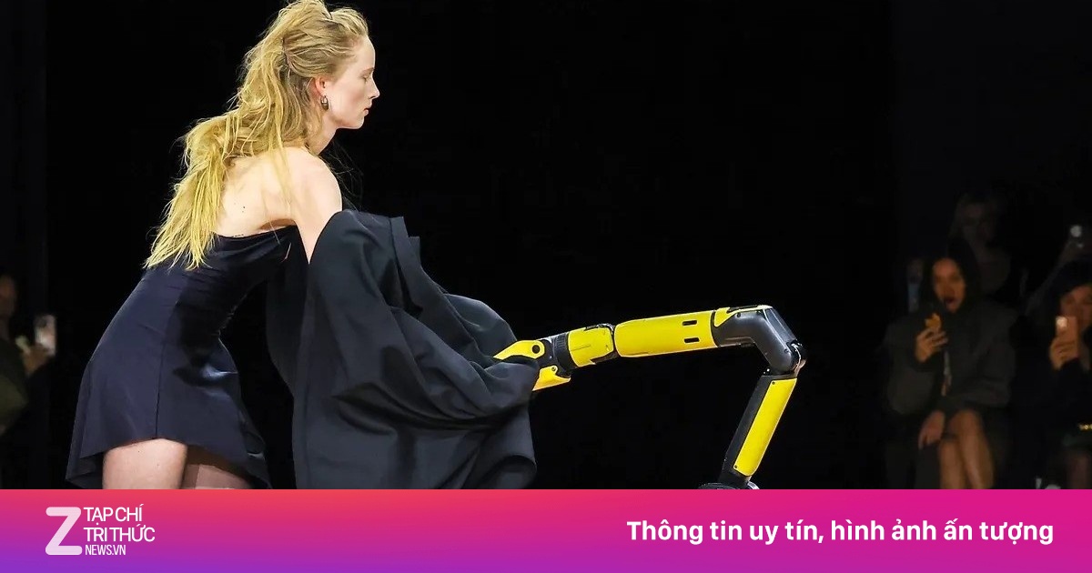 Người mẫu bị robot cởi đồ trên sàn diễn thời trang - Giải trí - ZNEWS.VN