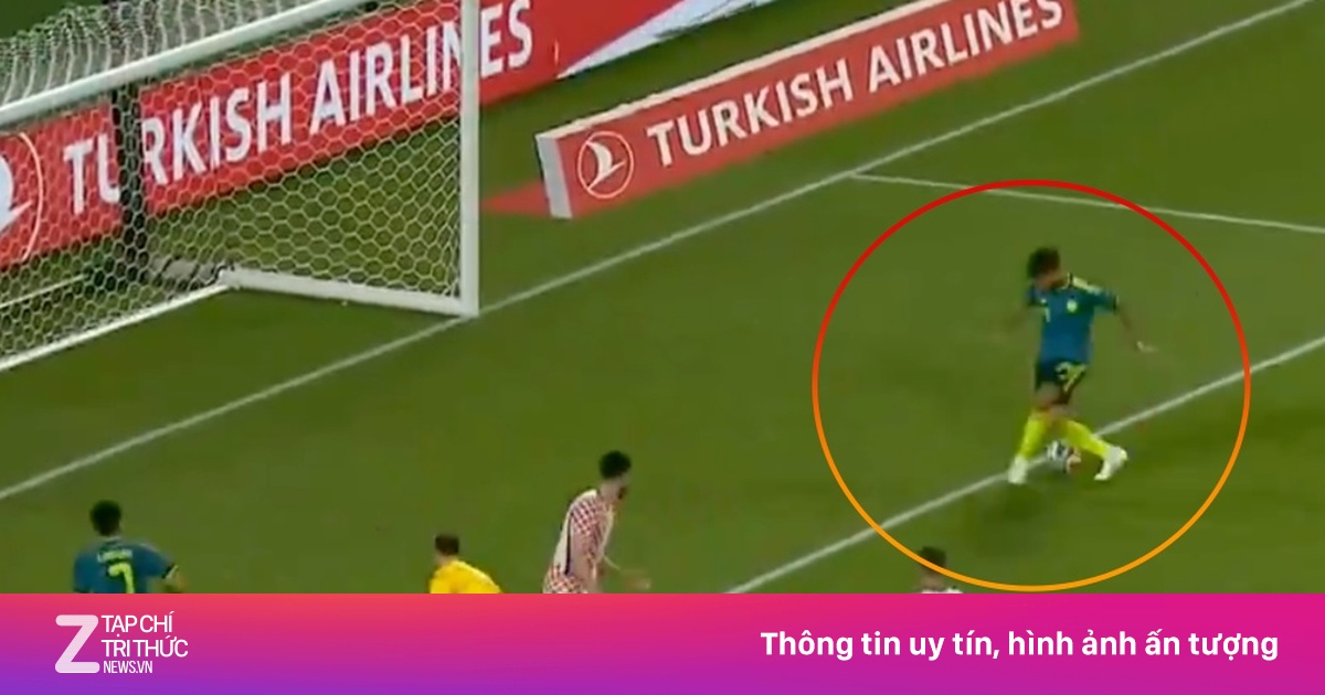 Pha bỏ lỡ khó tin của Luis Suarez | Znews.vn