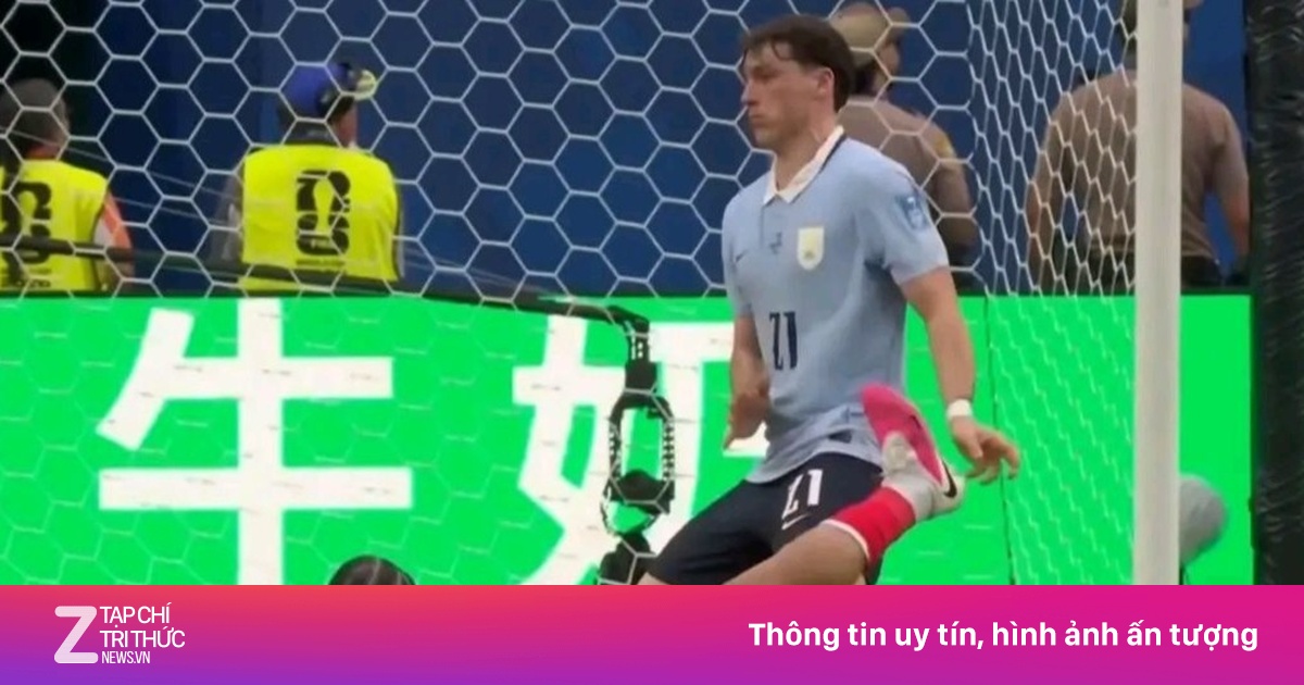 Cầu thủ Uruguay bỏ mặc đối thủ chấn thương | Znews.vn