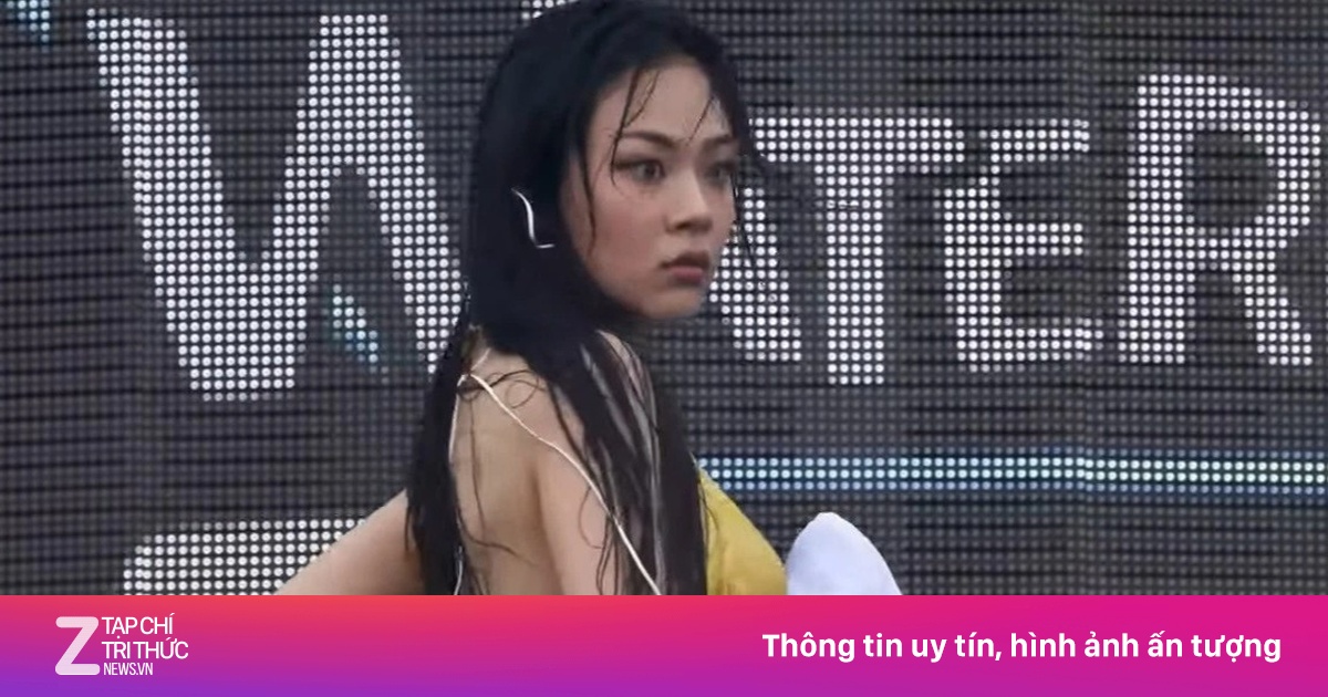 Nữ ca sĩ Bibi gặp sự cố trang phục ở lễ hội nước - Giải trí - ZNEWS.VN
