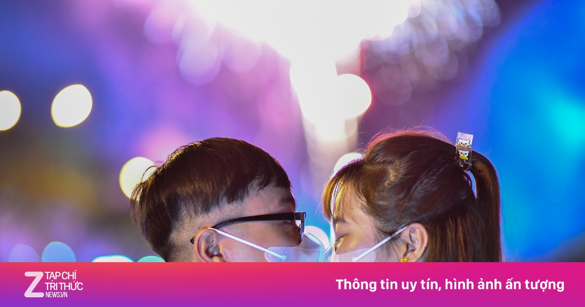 Biển người đổ ra đường đón giao thừa ở miền Tây - Xã hội - ZNEWS.VN