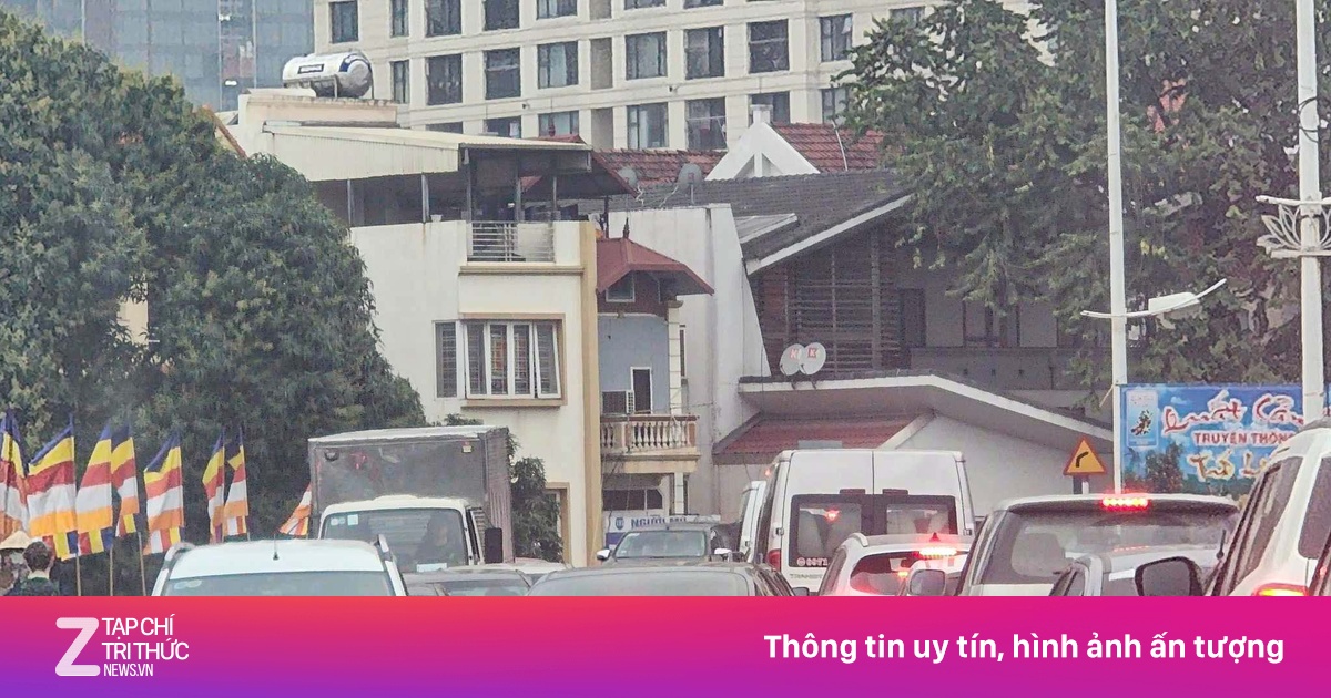 Cảnh sát truy tìm tài xế xe biển xanh lấn làn ở Hà Nội - Xã hội - ZNEWS.VN