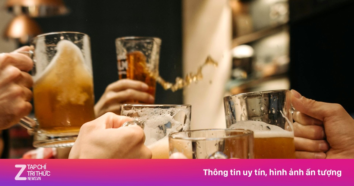Chuyện gì xảy ra khi chỉ uống bia mà không ăn uống? - Sức khỏe - ZNEWS.VN