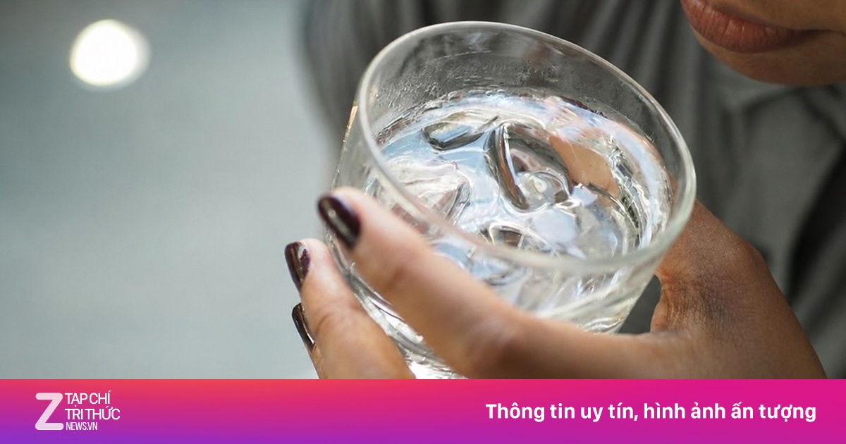 5 kiểu uống nước ngày nắng càng làm càng hại thận | Znews.vn