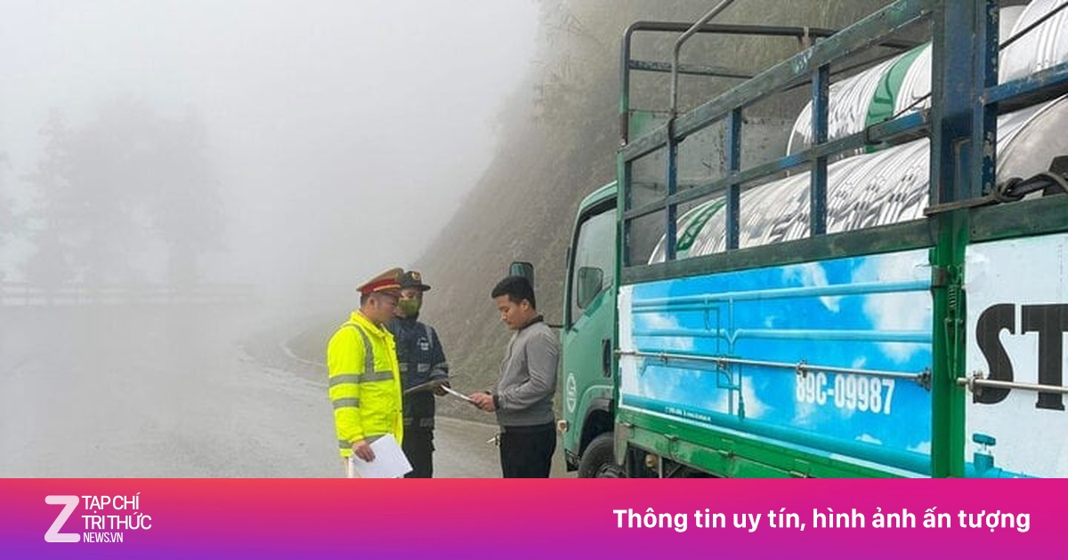 Sương mù dày đặc ở Sapa, CSGT khuyến cáo tài xế lái xe an toàn | Znews.vn