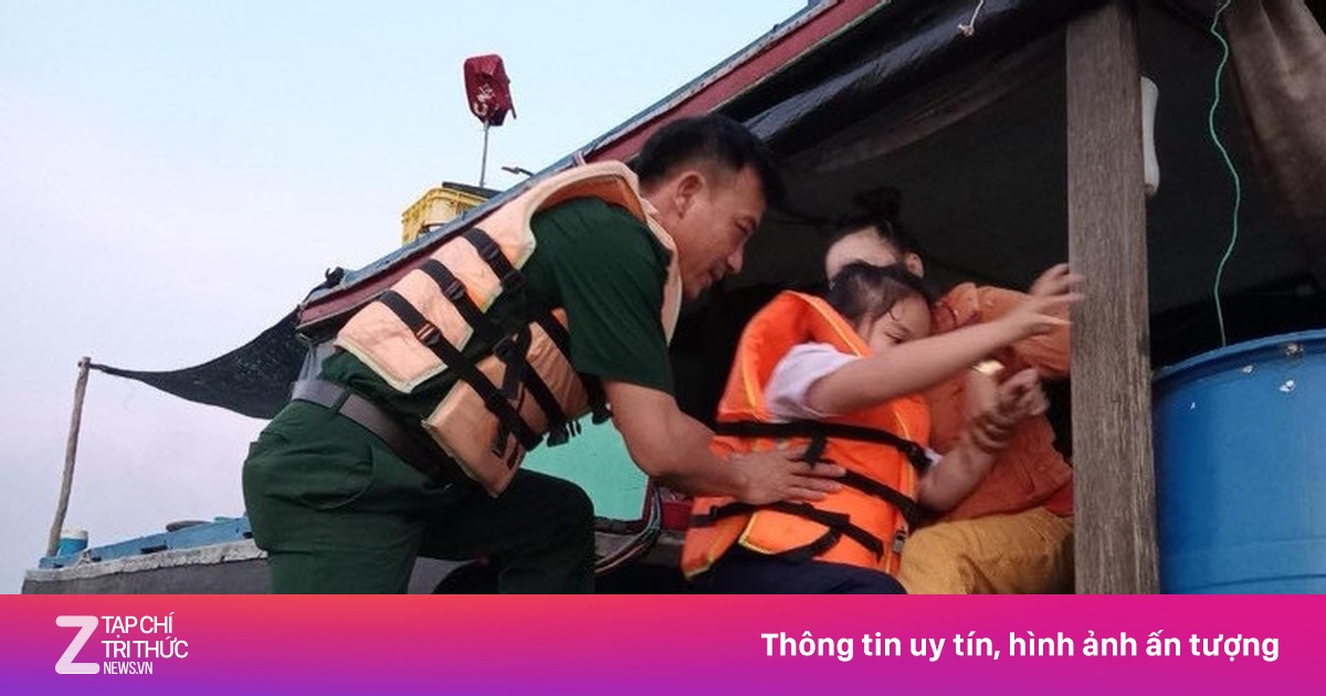 Bộ đội cứu hai cha con rơi xuống sông vì lật thuyền - Xã hội - ZNEWS.VN