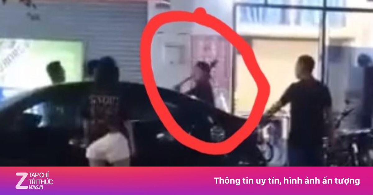 Người đàn ông cầm rựa, đòi chém người tại quán ăn ở TP.HCM | Znews.vn