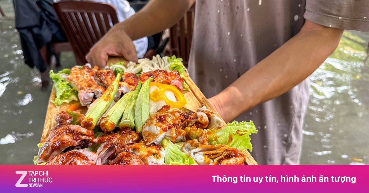 Nhân viên lội nước, thực khách 'ngâm chân' tại quán ăn độc lạ TP.HCM - Địa điểm ăn uống - ZNEWS.VN