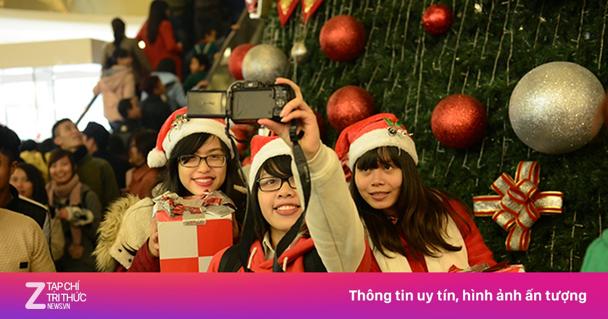 Dòng người chơi Noel chen chúc vào Tràng Tiền Plaza chụp ảnh - Kinh ...