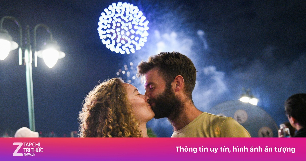 Khách Tây trao nụ hôn đón năm mới tại TP.HCM - Địa điểm du lịch - ZNEWS.VN