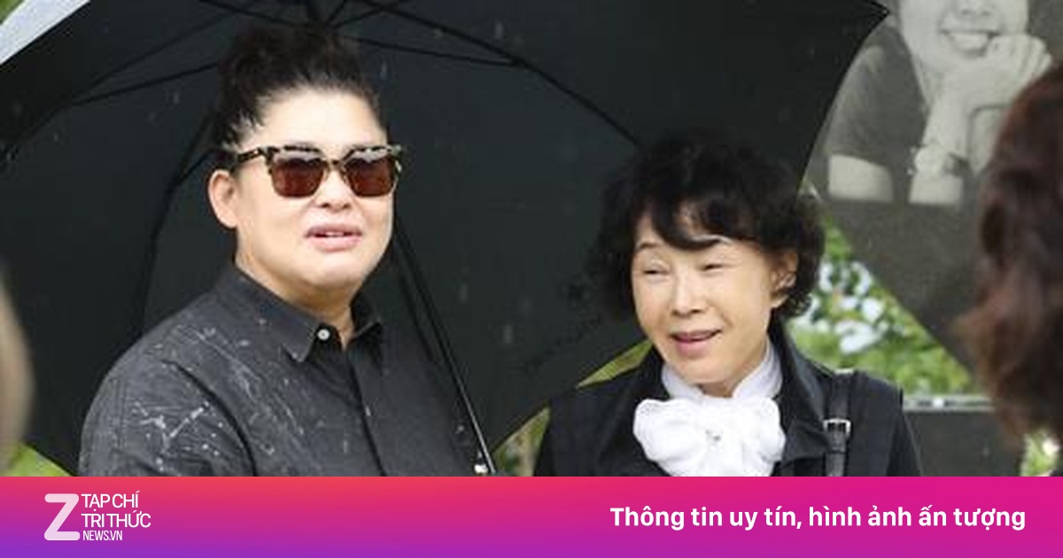 Mẹ và bạn thân viếng mộ trong ngày giỗ Choi Jin Sil - Sao Châu Á - ZNEWS.VN