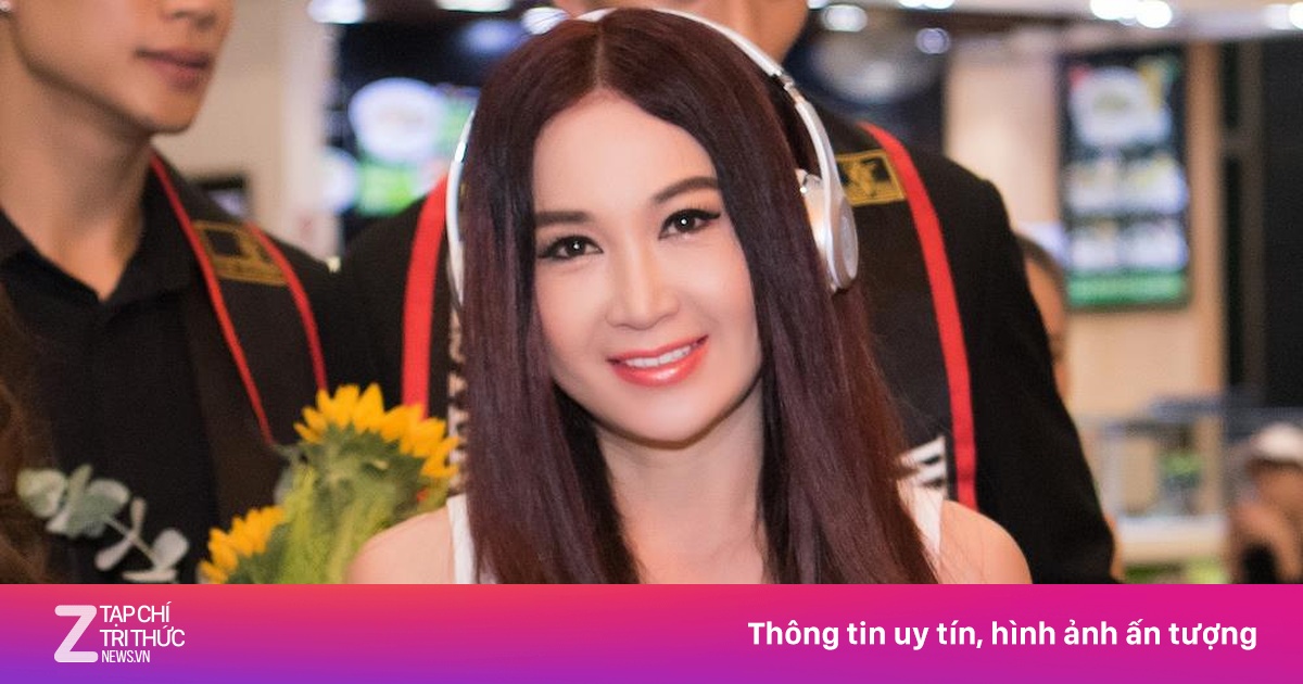 Ôn Bích Hà khoe sắc vóc ở tuổi 53 tại sân bay Tân Sơn Nhất | Znews.vn