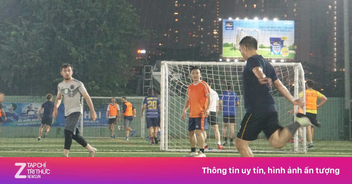 Dân chung cư ở TP.HCM lập hội tập luyện, đá bóng sau giờ làm - Saigon ...