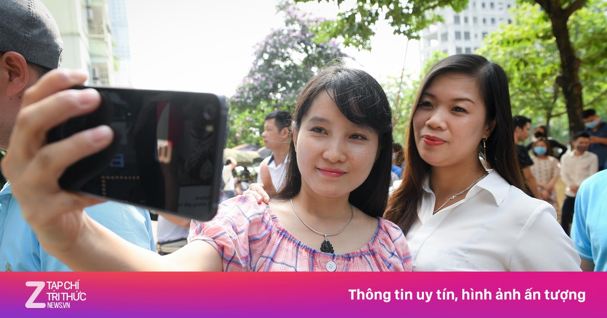 Đông khách đến nhận máy, Bphone Store mở bán sớm 30 phút - Công nghệ ...
