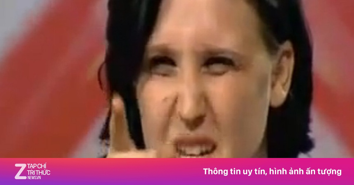 Debbie Stevens tạt nước Louis Walsh (X Factor 2008) - Nhạc Âu Mỹ - ZNEWS.VN