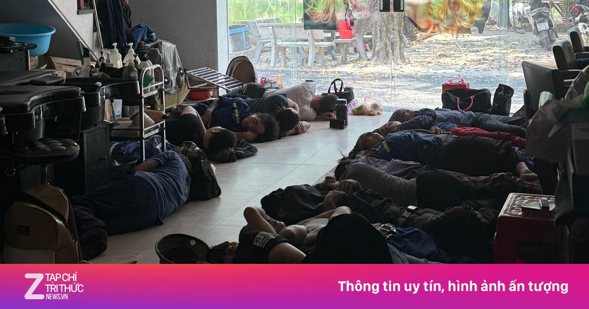 Gia chủ mời 20 công nhân vào nhà nằm điều hòa giữa nắng nóng 40 độ C ...