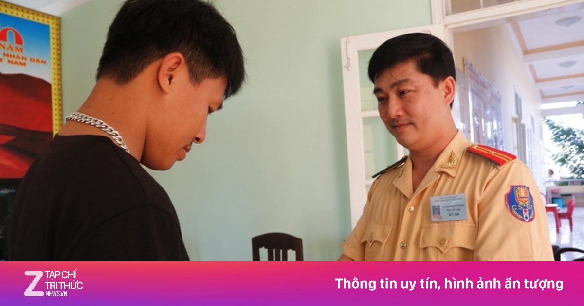 CSGT đi bộ cả cây số trong đêm tìm ví cho... lái xe | Znews.vn