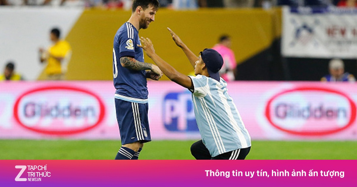 Video fan cuồng quỳ lạy xin chữ ký Messi - Video bóng đá - ZNEWS.VN