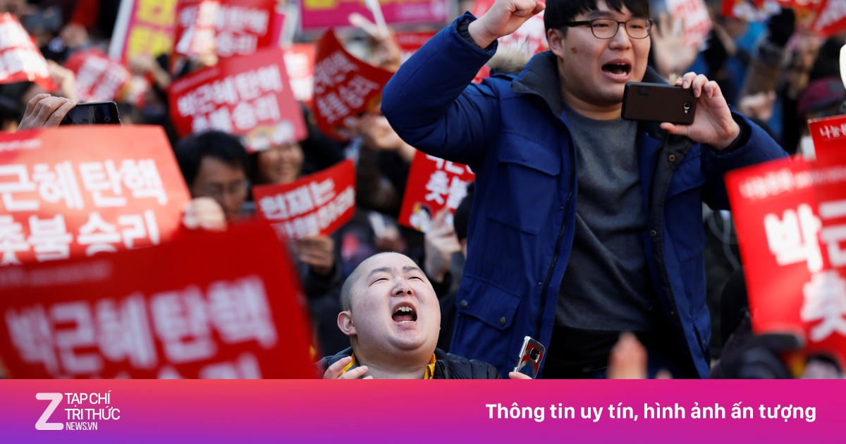 Người Hàn Quốc mở champagne ăn mừng tổng thống bị phế truất | Znews.vn