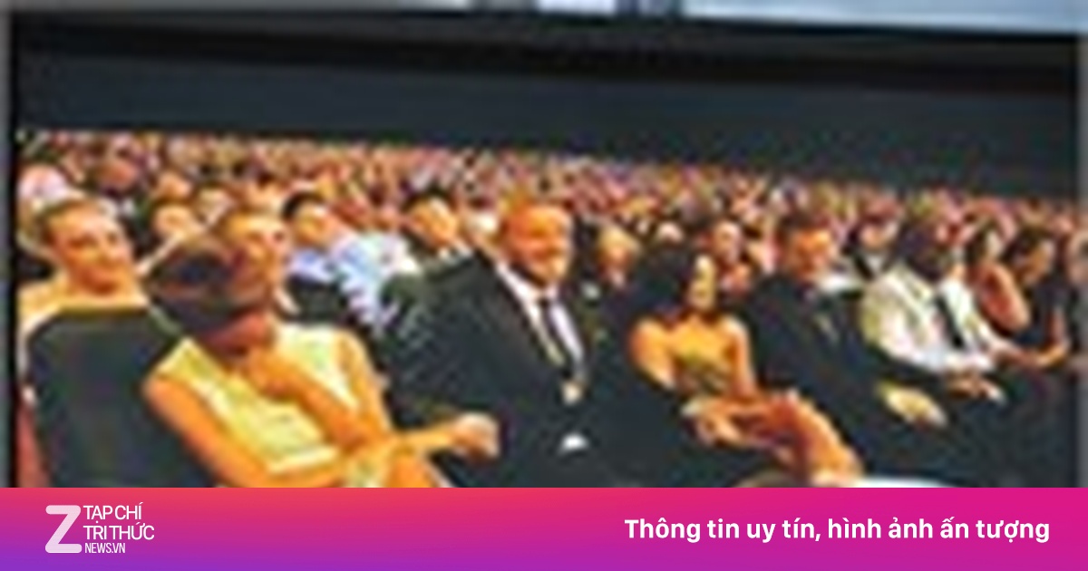 Justin hôn giày Becks | Znews.vn