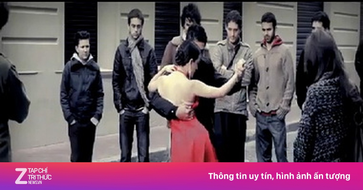 Vũ công Tango chơi bóng điêu luyện - Video bóng đá - ZNEWS.VN