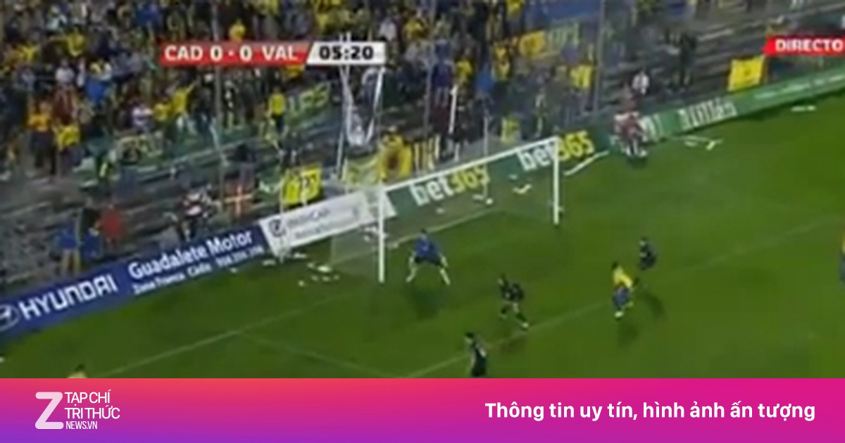 Chiêm ngưỡng 2 pha 'xâu kim' siêu hạng - Video bóng đá - ZNEWS.VN