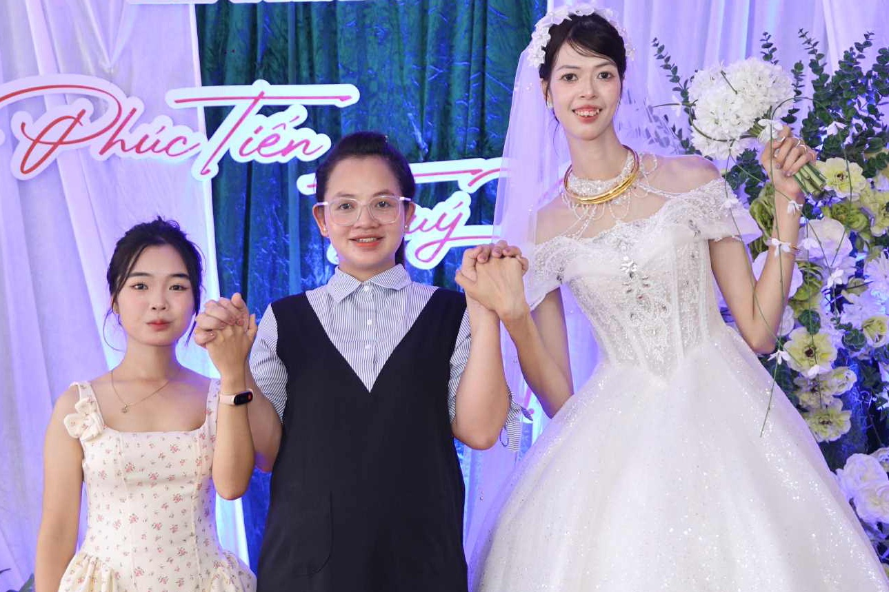 Cô dâu cao 1,85 m nổi bật trong đám cưới ở Tuyên Quang | VOZ