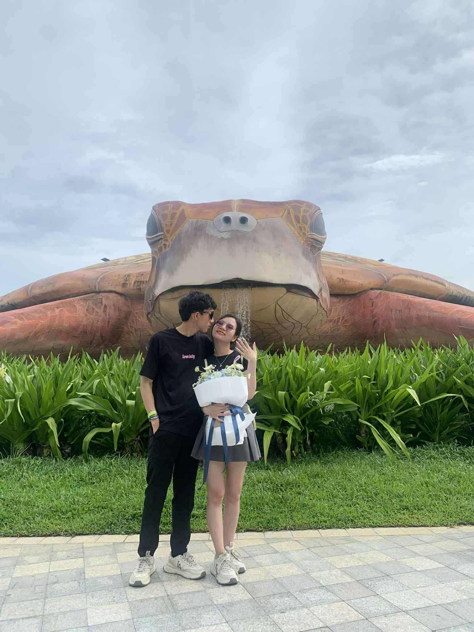 Thấy cầu hôn ở thủy cung Phú Quốc, cô gái tưởng ai hóa ra là mình | VOZ